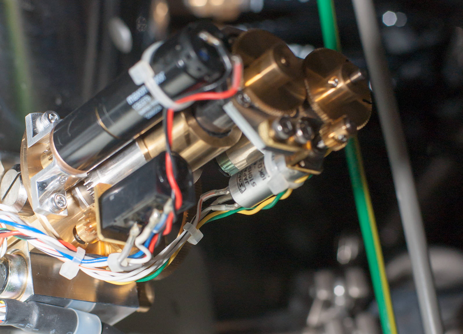 Chromatic Aberration-Corrected Electron Microscope - Rosalind Franklin ...